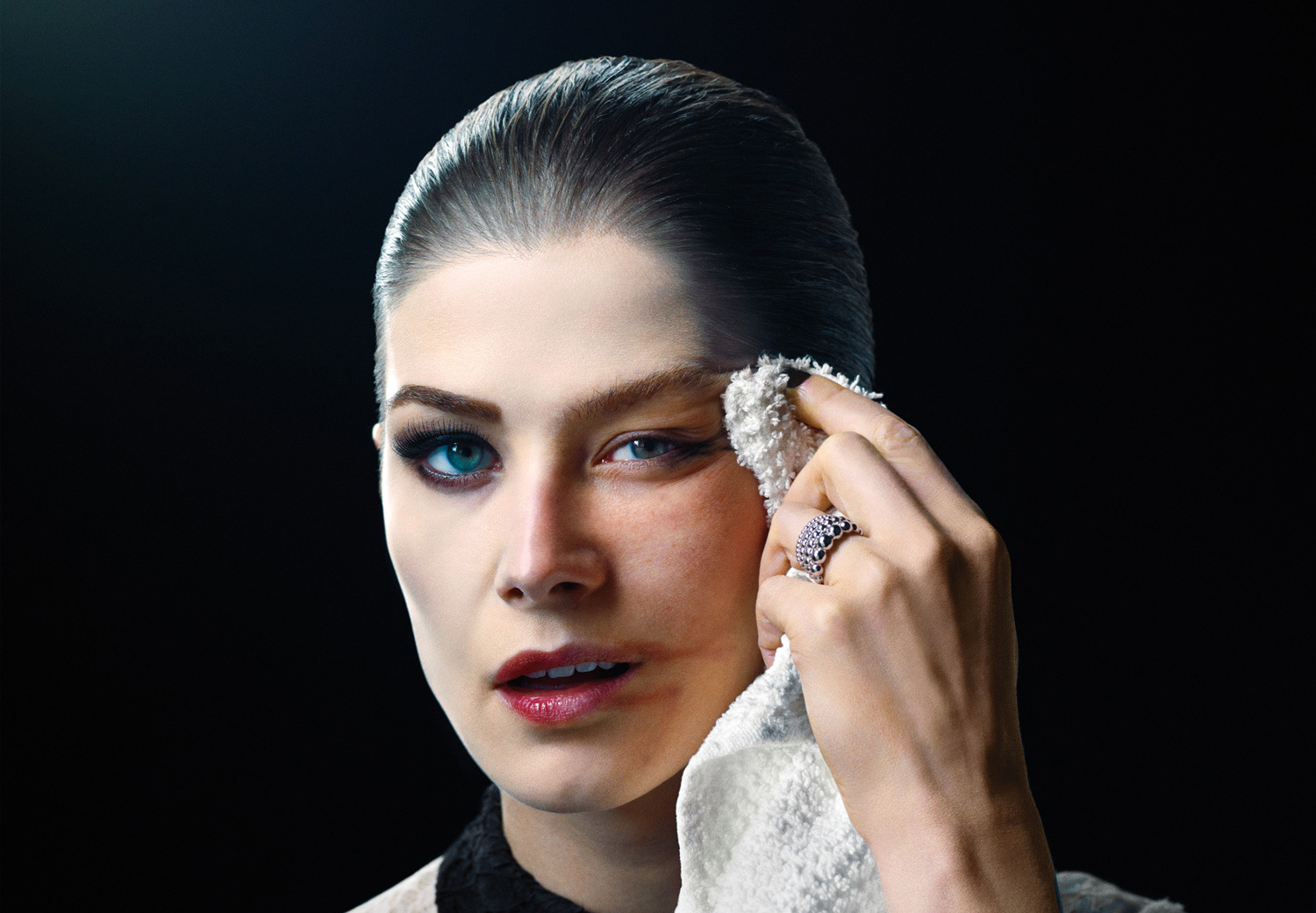 Gone Girl - Holtodiglan (2014) - CreepyShake.com